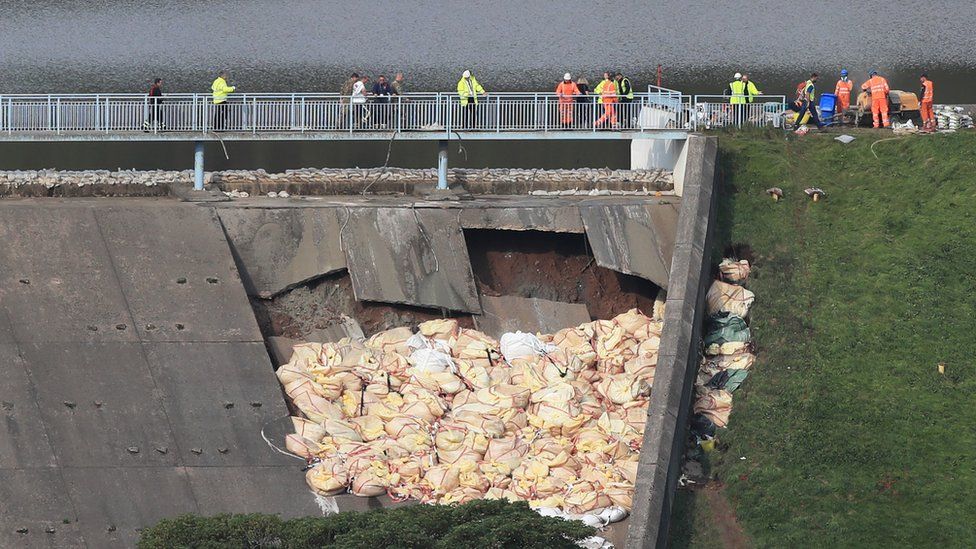 Potential dam collapse in U.K.: Authorities evacuated an entire town ...