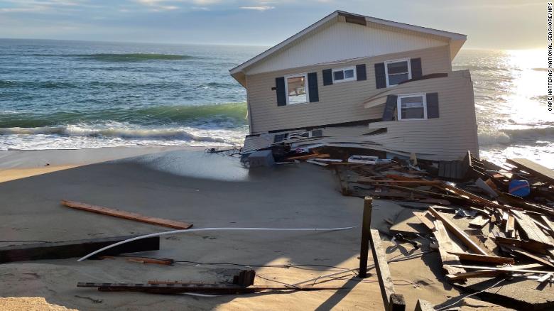 North Carolina: a home collapsed into the ocean as rising seas eat away ...