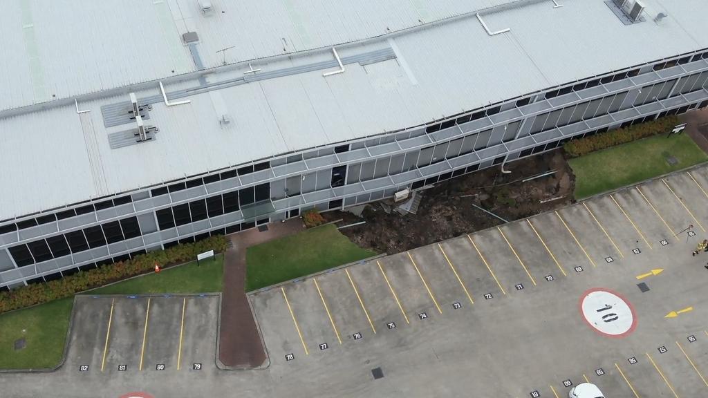 Sydney: Building’s evacuation due to a huge sinkhole close to the ...